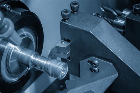 장면을 닫으십시오 Cnc 선반 기계 스위스 유형 구멍 절단은 밝은 파란색 장면에서 황동 파이프 커플 링 부품의 끝에서 절단합니다 0명에 대한 스톡 사진 및 기타 이미지