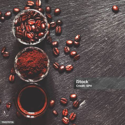 음식 배경 커피 원두 그라운드 커피 신선한 에스프레소 어두운 배경 평면도 커피에 대한 스톡 사진 및 기타 이미지 커피 커피 마실 것 콩 콩과 Istock
