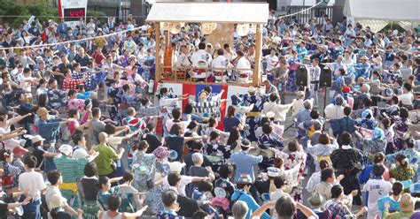 お客様に教わり「郡上おどりin青山」を覗いてきました。やぐらの周りを踊り Modern Kimono Sasaka