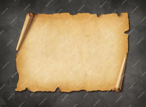 Старый средневековый бумажный лист горизонтальный пергаментный свиток на бетонной стене