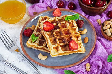 벨기에 와플과 함께 맛있는 아침 식사 딸기와 베리 잼을 곁들인 와펠 0명에 대한 스톡 사진 및 기타 이미지 0명 갈색 건강한 식생활 Istock