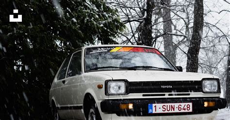 눈 덮인 땅의 흰색과 검은색 세단 사진 Unsplash의 무료 자동차 이미지