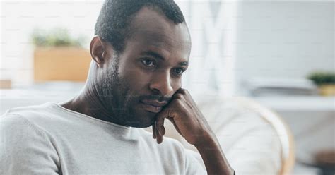 집에서 소파에 앉아 리모컨을 들고 있는 잘생긴 젊은 아프리카 남자 사진 Unsplash의 소망 이미지