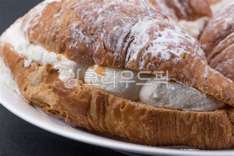 크루아상 크로아상 빵 제빵 베이커리 사진이미지일러스트캘리그라피 Natsu U작가