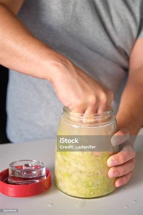 남자는 집에서 소금에 절인 양배추를 준비하기 위해 양배추를 누르는 손 35 39세에 대한 스톡 사진 및 기타 이미지 35 39세 건강한 생활방식 건강한 식생활