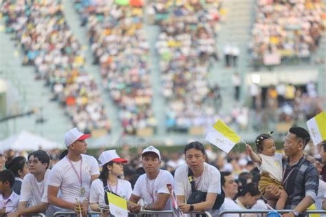 ประมวลภาพ สนามศุภชลาศัยแน่น ปชช เฝ้ารอรับ โป๊ปฟรานซิส เสด็จ
