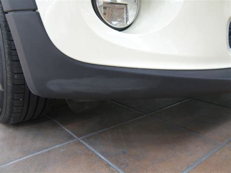 무광 플라스틱 범퍼 복원 차 긁힘 스크래치로 자동차 흠집제거를 위해 김포에서 입고된 미니쿠퍼안양자동차외형복원평촌자동차기스