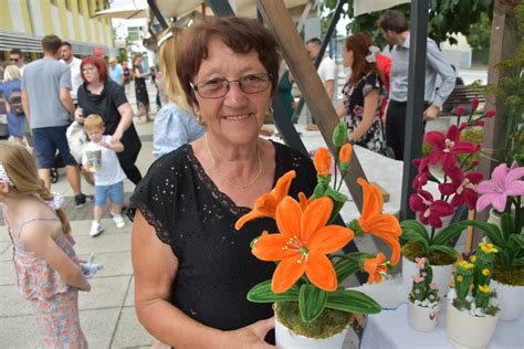 Kreativne Umirovljenice Marija Carević I Erika Mihalic Izrađuju