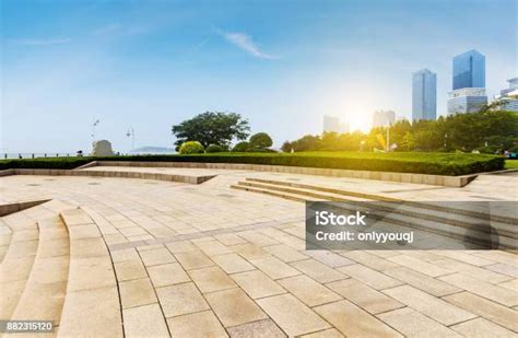 청도 중국에 있는 빈 콘크리트 광장 층 건물과 파노라마 스카이 라인 0명에 대한 스톡 사진 및 기타 이미지 0명 각도 거리 Istock