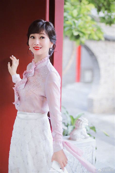 赵雅芝雪肤红唇气色超好 漫步四合院惬意自在娱乐环球网