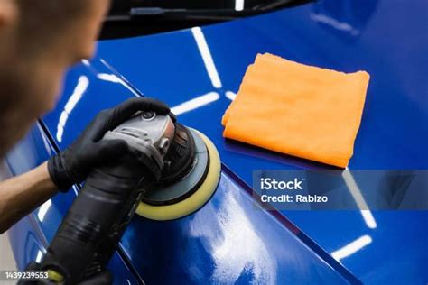 스크래치를 제거하기 위해 궤도 광택기로 연마하는 연마 페이스트 자동차 자동차에 대한 최종 연마를 만드는 세부 자동차 서비스의 작업자 25 29세에 대한 스톡 사진 및 기타