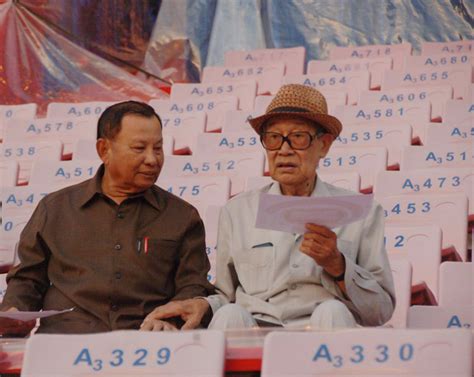 សម្តេចវិបុលសេនាភក្តី សាយ ឈុំ និងសម្តេចចៅហ្វាវាំង គង់ សំអុល អញ្ជើញពិនិត្យការសមសាកល្បងចុងក្រោយ