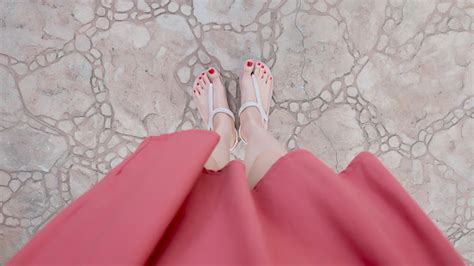 아름다움과 패션 컨셉 시멘트 바닥 배경 상단보기에 서 골드 샌들 신발과 빨간 손톱을 입고 셀카 발 가냘픈에 대한 스톡 사진 및 기타 이미지 Istock