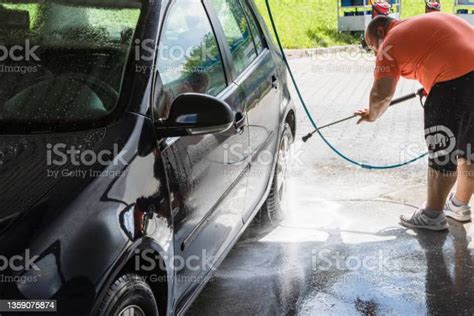 셀프 서비스 세차장 스테이션에서 세차 및 청소 용 자동차 2021년 루마니아 부쿠레슈티에서 고압물을 사용한 세차 개념에 대한 스톡 사진 및 기타 이미지 Istock