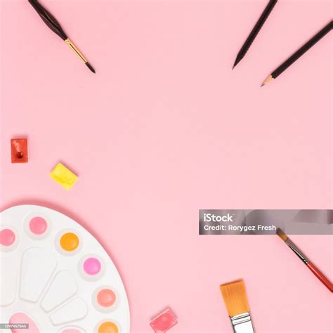 분홍색 파스텔 배경에 그림을 그리기 위한 도구로 만든 프레임입니다 0명에 대한 스톡 사진 및 기타 이미지 0명 개념 개체 그룹 Istock