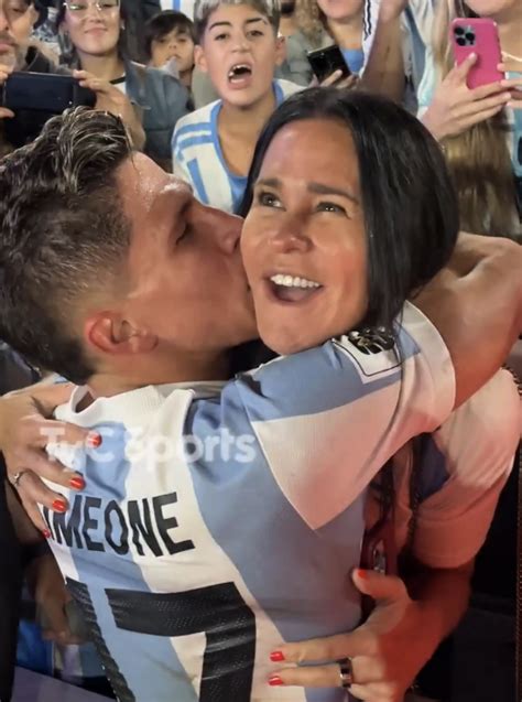 بوسه‌ای برای مادر، چاشنی شب خاص زندگی جولیانو سیمئونه عکس طرفداری