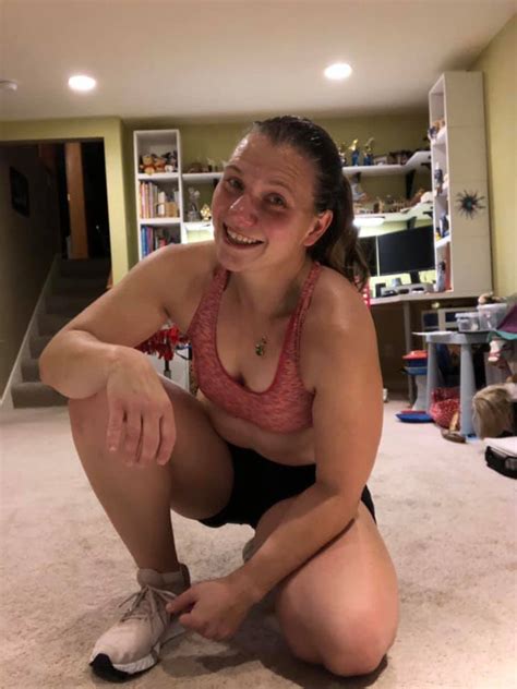 Women Kneeling Down On One Knee Freeones Forum The Free Munity