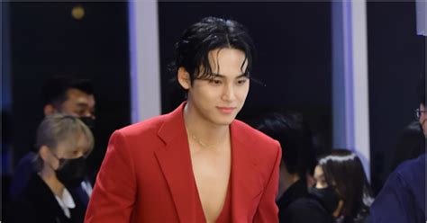 [md포토] 세븐틴 민규 가슴 라인 드러낸 레드 슈트