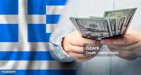 그리스 국기 배경에 미국 달러 돈과 손 그리스 개념의 환전 은행 및 비즈니스 100에 대한 스톡 사진 및 기타 이미지 100 100 달러 지폐 미국 지폐 통화