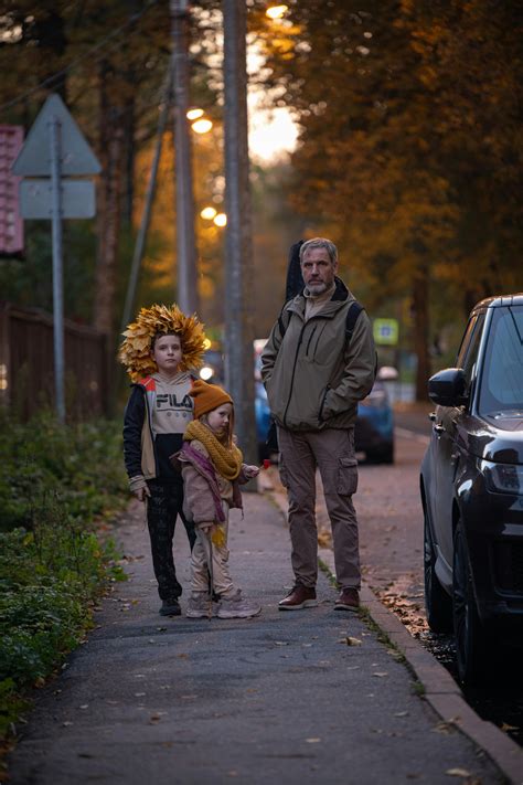 가로등 가벼운 재킷 가을 가을 색 가족 거리 걷기 계절 계절의 변화 골든 아워 나무 나뭇잎 단란함 단풍 도시의 따뜻함 딸 떨어지다 라이프