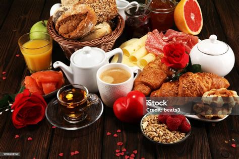 발렌타인 데이에 빵 빵 크루아상 커피와 주스 테이블에 아침 식사 0명에 대한 스톡 사진 및 기타 이미지 0명 건강한 식생활 고급 호텔 Istock