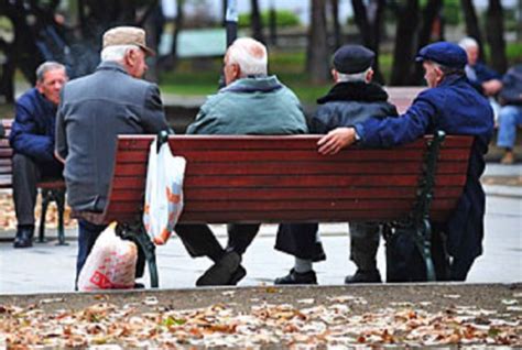 Исплата на априлските пензии во банка Први во ред пензионерите со примања до 11 000 денари