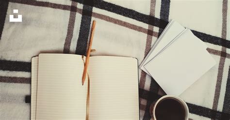 흰색과 검은색 격자무늬 직물에 흰색 세라믹 머그잔 옆에 있는 흰색 책 사진 Unsplash의 무료 커피 이미지