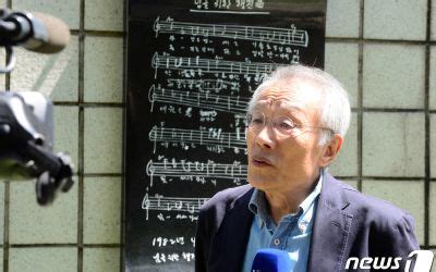 인터뷰하는 소설가 황석영씨 ZUM 뉴스