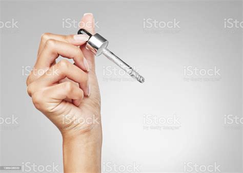 회색 배경에 세럼을 위한 드롭퍼를 들고 있는 알아볼 수 없는 여성의 스튜디오 샷 스포이드에 대한 스톡 사진 및 기타 이미지 스포이드 피펫 25 29세 Istock