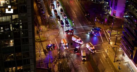 야간에는 도로에 자동차 사진 Unsplash의 무료 길 이미지