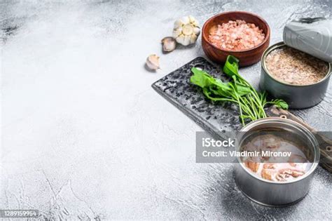 통조림 참치 캔에 통 전체 다진 회색 나무 배경 맨 위 보기입니다 공간을 복사합니다 0명에 대한 스톡 사진 및 기타 이미지