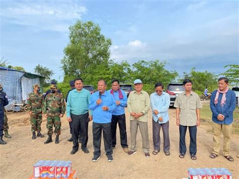ថ្នាក់ដឹកនាំខេត្តបន្ទាយមានជ័យ អញ្ជើញផ្តល់អំណោយជូនពលរដ្ឋរងគ្រោះទឹកជំនន់ រស់នៅលើទួលសុវត្ថិភាព