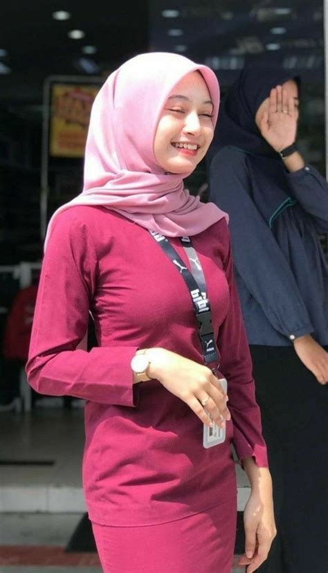 Melayu Bertudung Baju Ketat