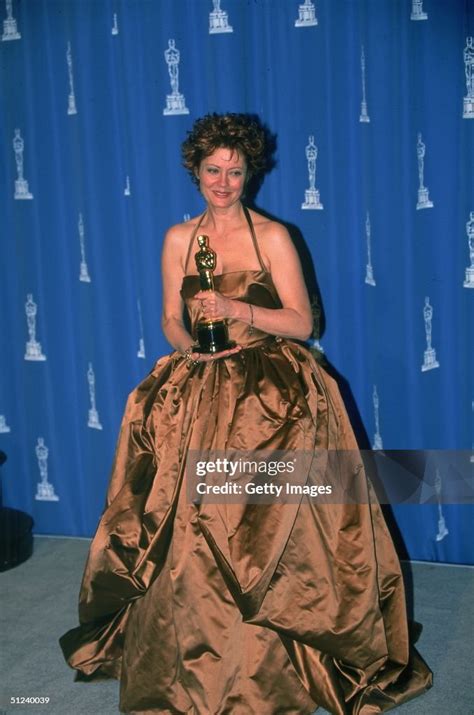 1996 American Actor Susan Sarandon Poses Holding Her Best Actress