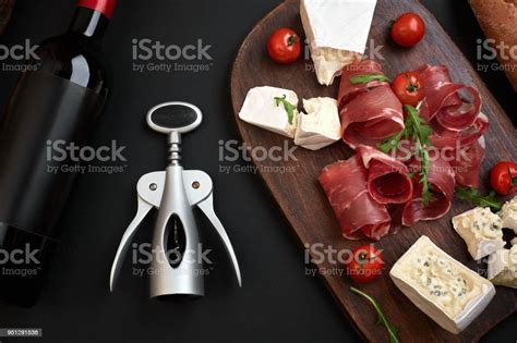 치즈와 검은 배경 복사 공간에 나무 보드에 전통적인 소시지와 와인 병 고기에 대한 스톡 사진 및 기타 이미지 고기 기록보관용 꼭대기 Istock