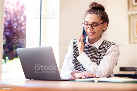 집에서 노트북에서 작업하는 동안 전화를 하는 자신감 젊은 사업가 20 29세에 대한 스톡 사진 및 기타 이미지 20 29세 노트북 노트북 사용하기 Istock