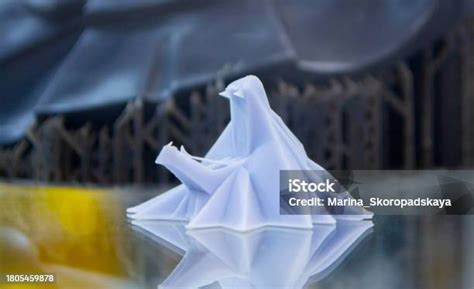 추상 미술품은 포토폴리머로 3d 프린터를 인쇄했습니다 Sla입니다 모델 3d 프린팅 인쇄기에 대한 스톡 사진 및 기타 이미지 인쇄기 인쇄 공장 프린터하기 Istock