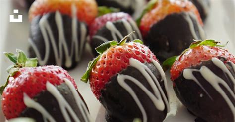 테이블에 초콜릿으로 덮인 딸기 한 접시 사진 Unsplash의 무료 인도 이미지