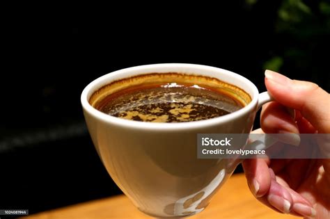 여자의 손을 잡고 따뜻한 조명 어두운 방에서 뜨거운 커피 복사 공간 선택적 초점의 한 잔 갈색에 대한 스톡 사진 및 기타 이미지 갈색 검은색 근거리 초점 Istock