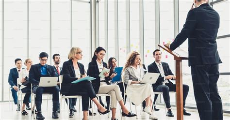 세미나 회의에서 만나는 사업가 그룹 직원 교육 교육 세션에서 강사의 말을 듣는 청중 전문가 연사와 함께하는 사무원 커뮤니티 서밋 포럼 사진 Unsplash의 관객 이미지