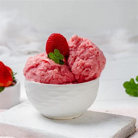 Homemade Strawberry Frozen Yogurt Drizzle Me Skinny