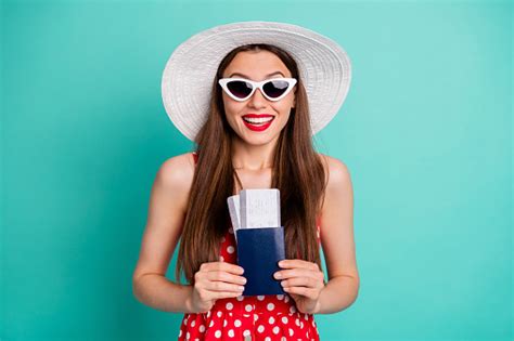 그녀의 클로즈업 초상화 그녀의 좋은 매력적인 사랑스러운 감동 쾌활한 꿈꾸는 직선 머리 여자 친구는 녹색 파란색 청록색 밝은 선명한 빛 배경 위에 고립 된 손 버스 티켓에