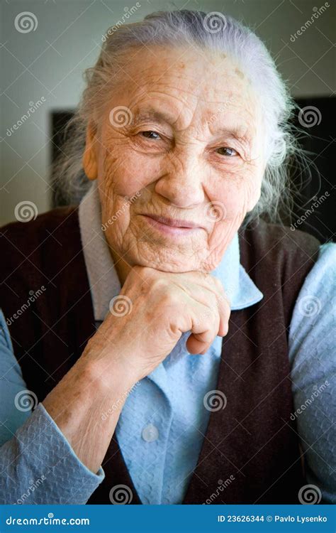 старая женщина портрета стоковое фото изображение насчитывающей волосы 23626344