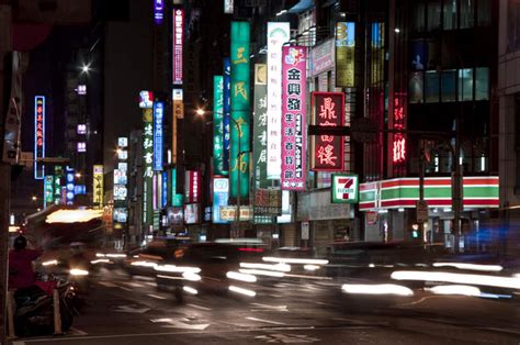 无人商店横图彩色室外夜晚正面长时间曝光购物度假消费美景城市风光超市城市道路路路灯霓虹灯公路汽车台湾