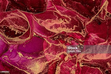 추상 핑크 빛나는 컬러 유체 배경 황금 줄무늬와 손으로 그린 알코올 페인팅 배경 디자인을위한 액체 잉크 기술 텍스처 건강관리와 의술에 대한 스톡 사진 및 기타 이미지