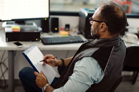 자동 수리 사무실에서 작업하는 동안 데스크톱 Pc를 사용하고 메모를 작성하는 포먼 40 44세에 대한 스톡 사진 및 기타 이미지 40 44세 45 49세 검사자