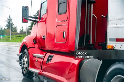 비 날씨에 젖은도로에서 달리기 세미 트레일러를 가진 빨간 큰 의장 반 트럭 0명에 대한 스톡 사진 및 기타 이미지 0명 고속도로 교통 Istock