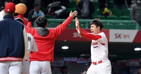 사진 9회말 2아웃 투런포 이재원 동료들과 기쁨을