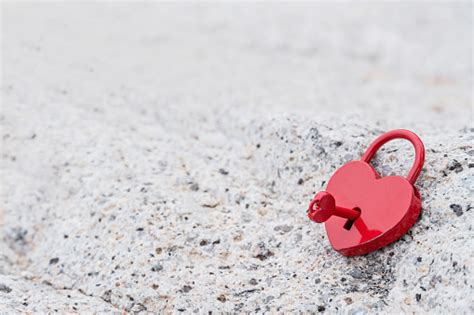 발렌타인 데이와 하트 모양의 자물쇠와 사랑 개념 달콤한 키와 로맨스 기호입니다 맹꽁이자물쇠에 대한 스톡 사진 및 기타 이미지