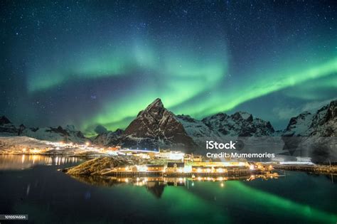 적 열 하는 스 칸디 나 비아 마을에 산과 오로라 보 리 얼 리스 도시에 대한 스톡 사진 및 기타 이미지 도시 환경 보전 가로등 Istock